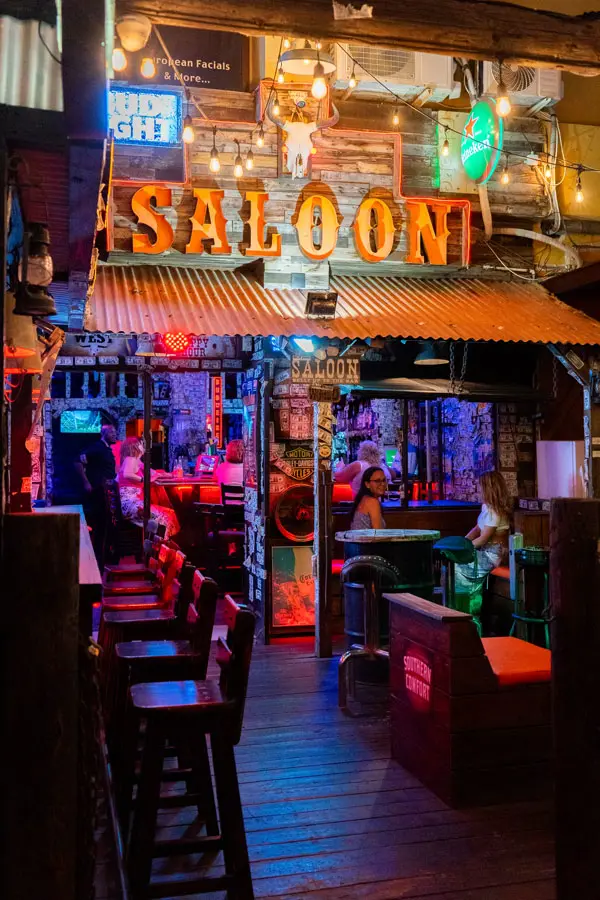 The Saloon Bar Aruba | Country Bar in Palm Beach Aruba