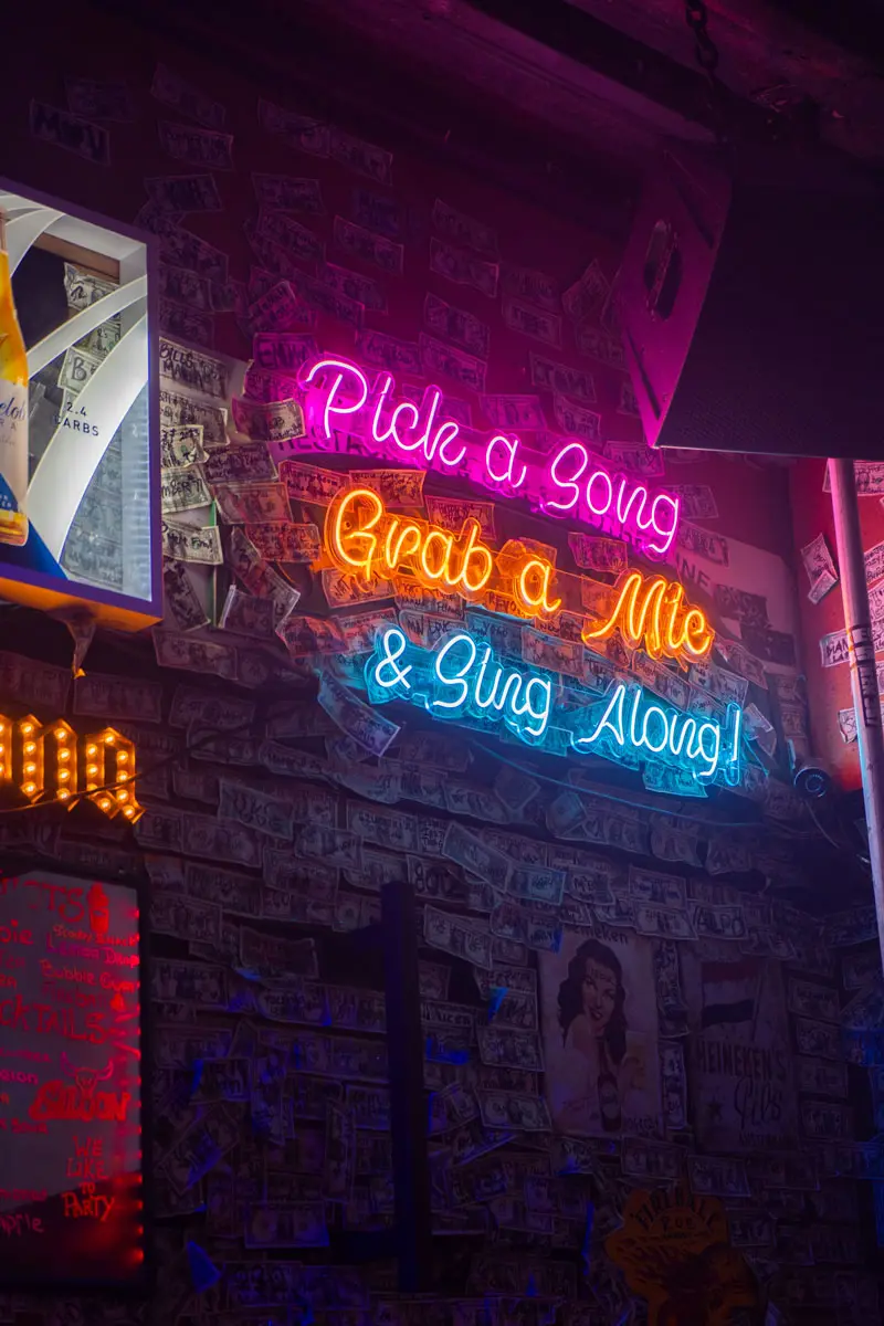 The Saloon Bar Aruba | Country Bar in Palm Beach Aruba