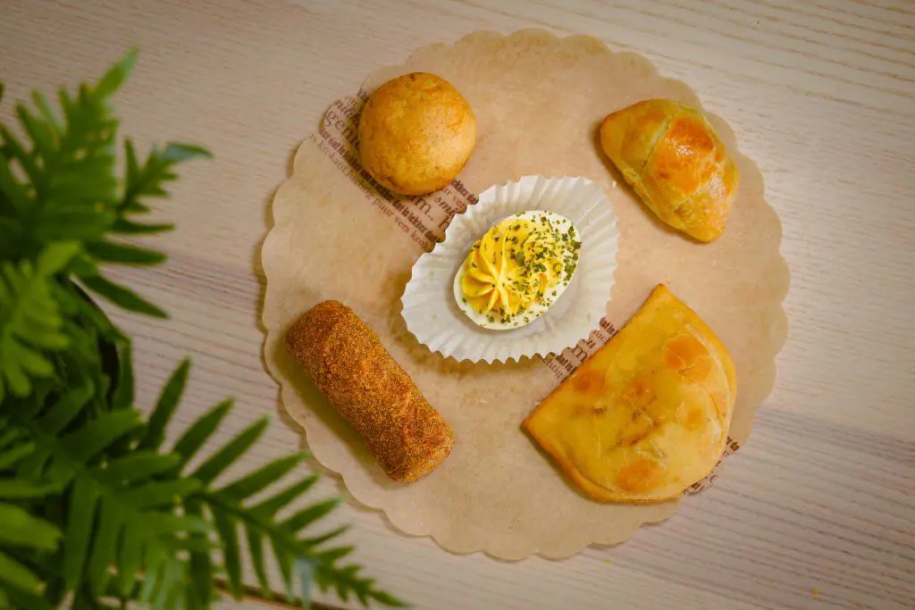 Aruba Food Video | Taste Keshi Yena and Pastechi